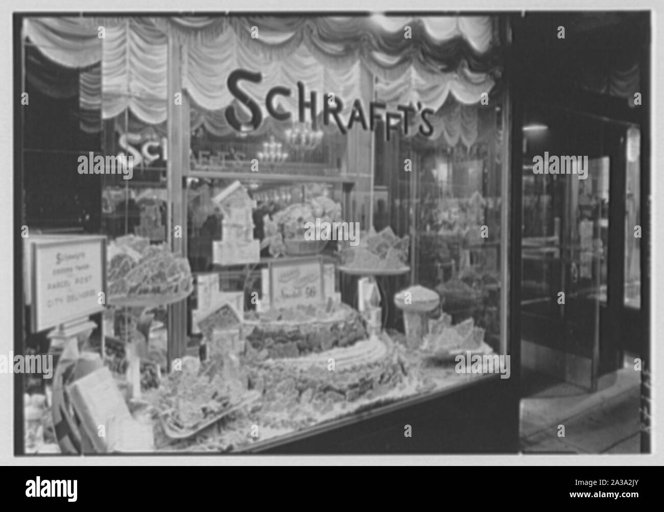 Schrafft's, 1381 Broadway, New York City Stock Photo - Alamy