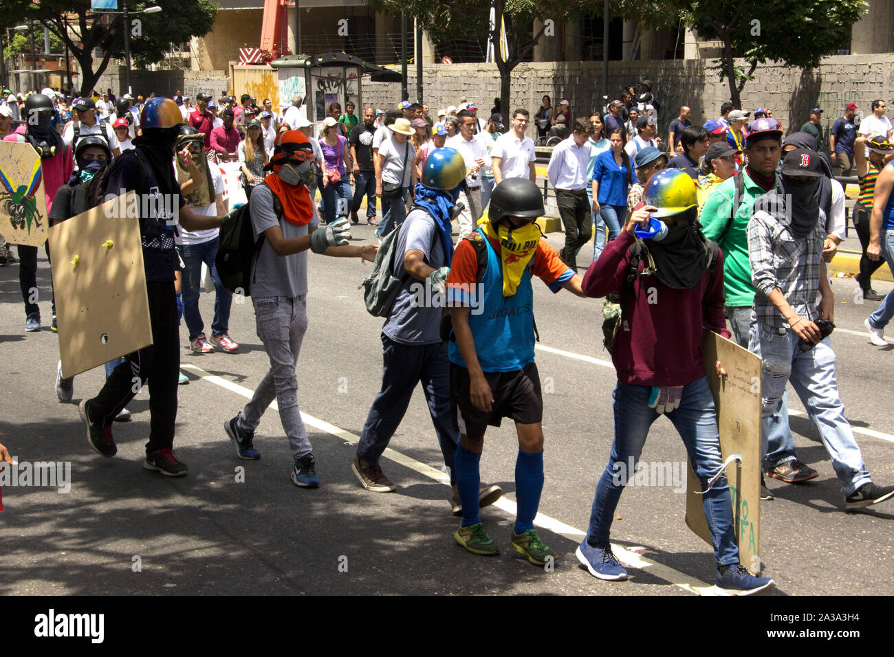 People wearing gas masks hi-res stock photography and images - Alamy