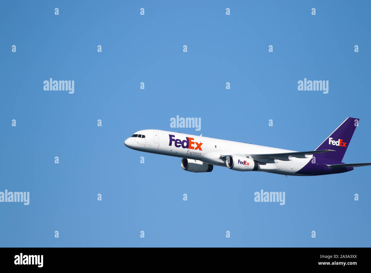 FedEx Express 757 performing at The Great Pacific Airshow Huntington ...