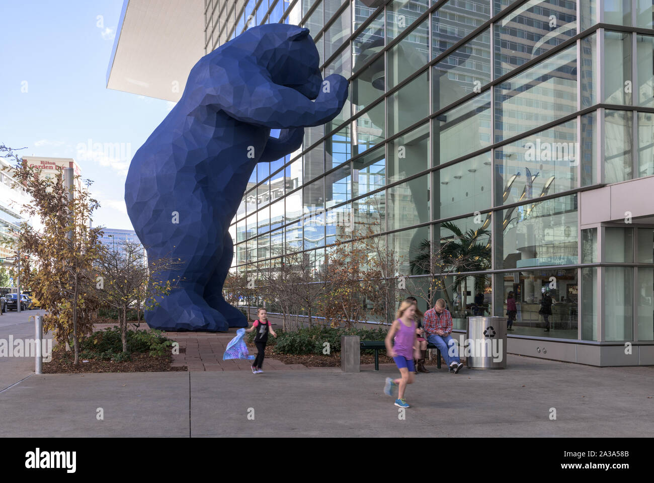 Sculptor Lawrence Argent's I See What You Mean big, blue bear peers ...