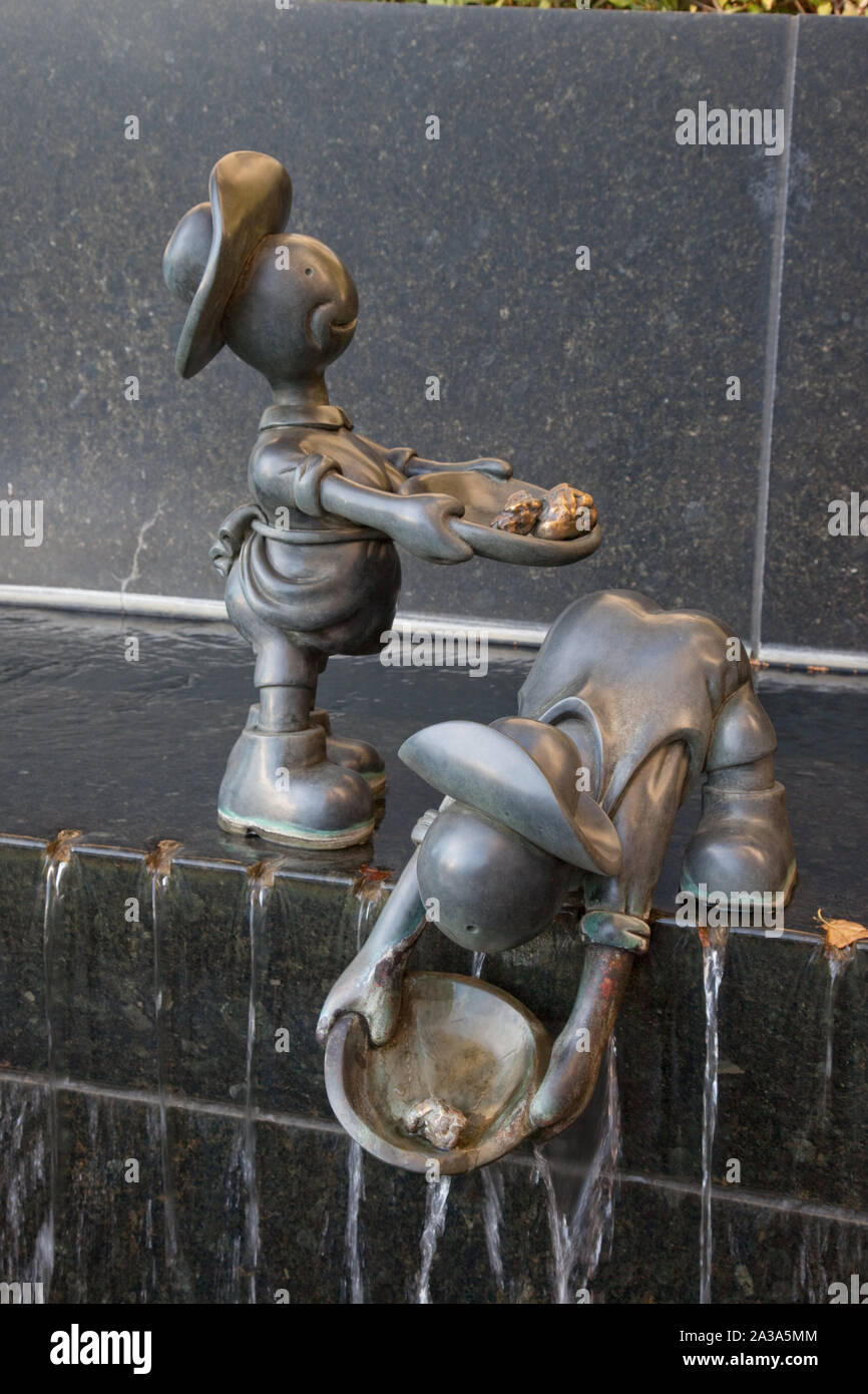 Sculpture Gold Rush at the Robert T. Matsui U.S. Courthouse, Sacramento ...