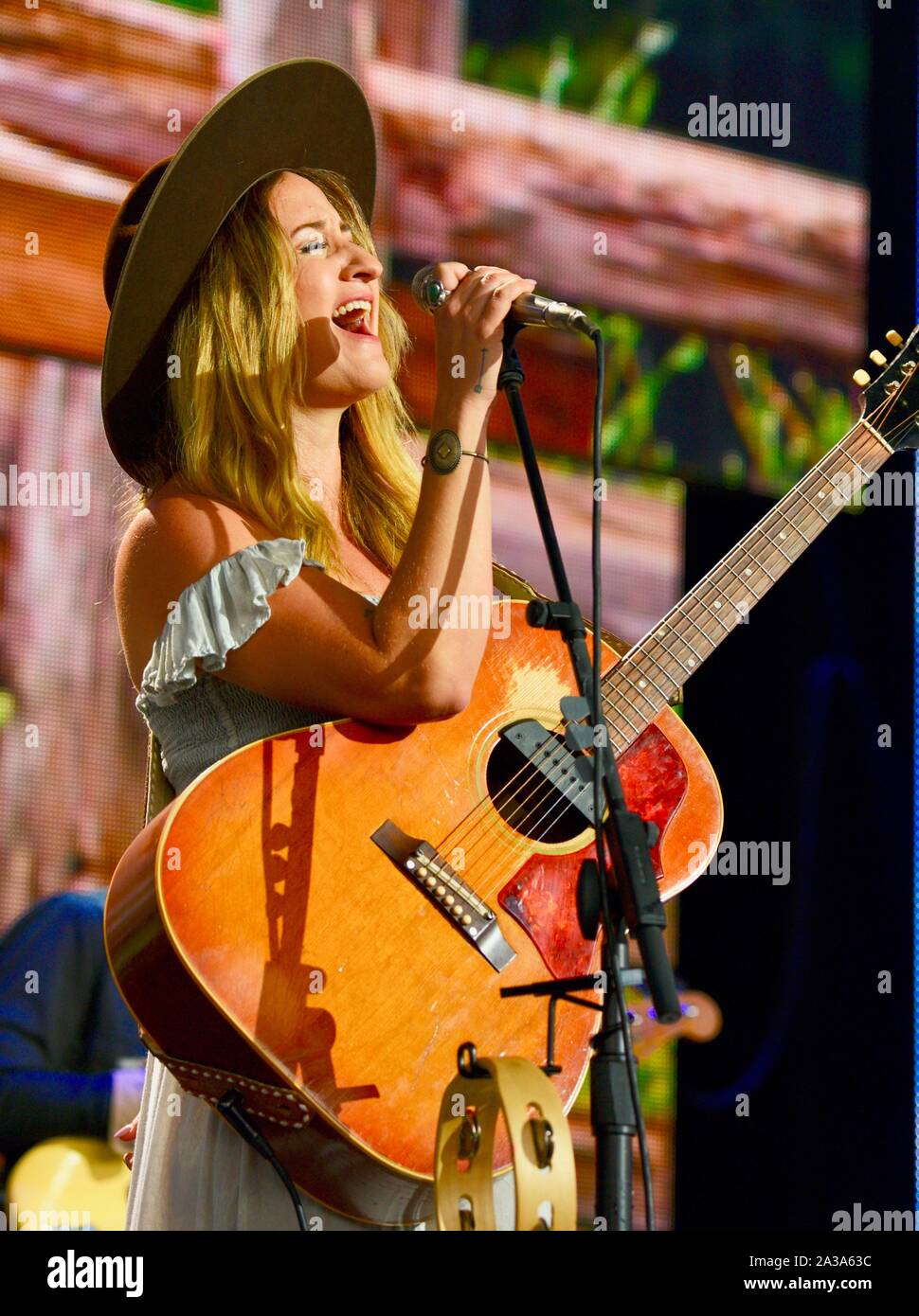 Nashville female musician hat hi-res stock photography and images - Alamy