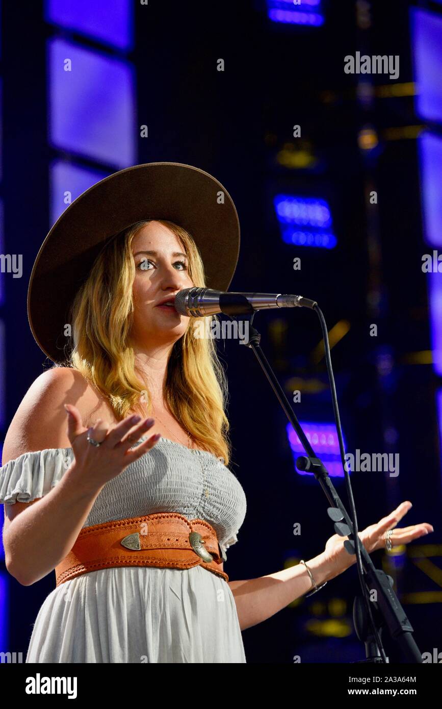 Nashville female musician hat hi-res stock photography and images - Alamy
