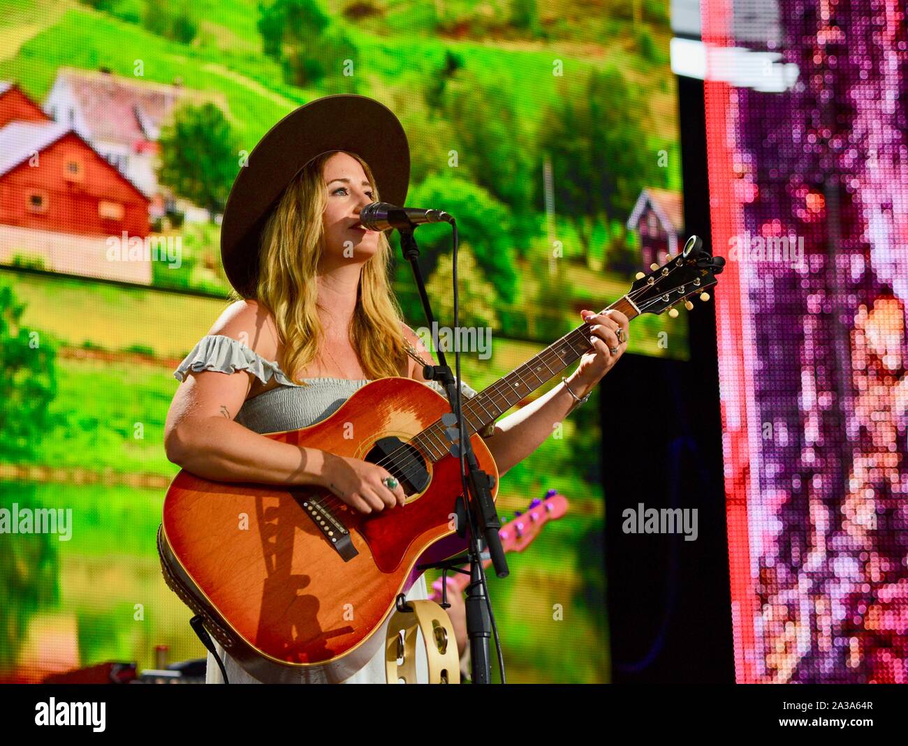 Female country music singer hat hi-res stock photography and images - Alamy