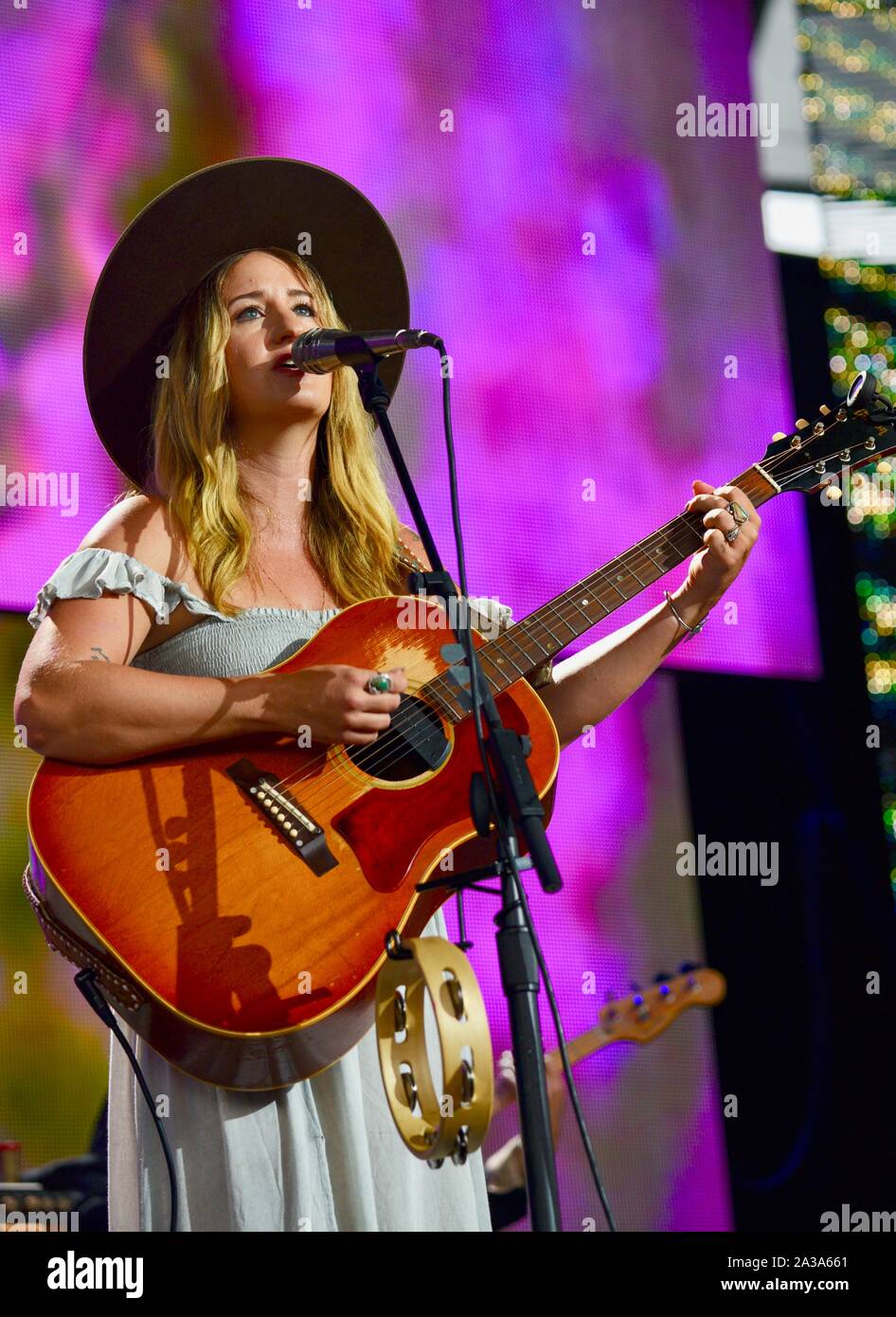Nashville female musician hat hi-res stock photography and images - Alamy