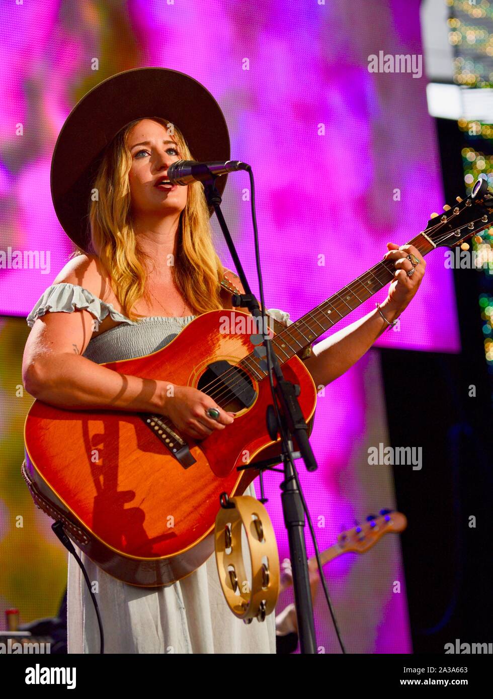 Nashville female musician hat hi-res stock photography and images - Alamy