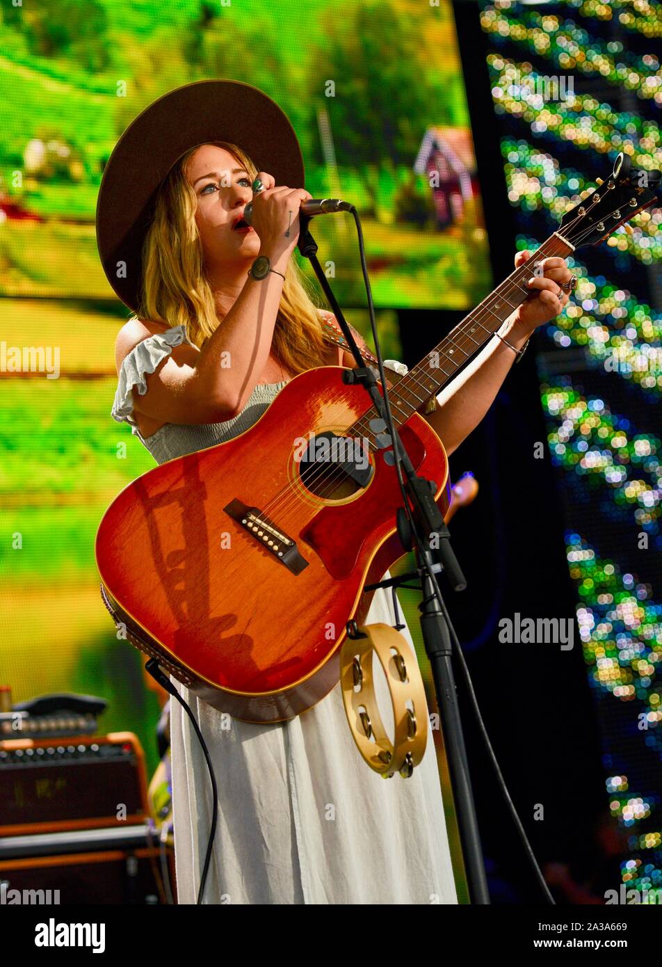 Nashville female musician hat hi-res stock photography and images - Alamy
