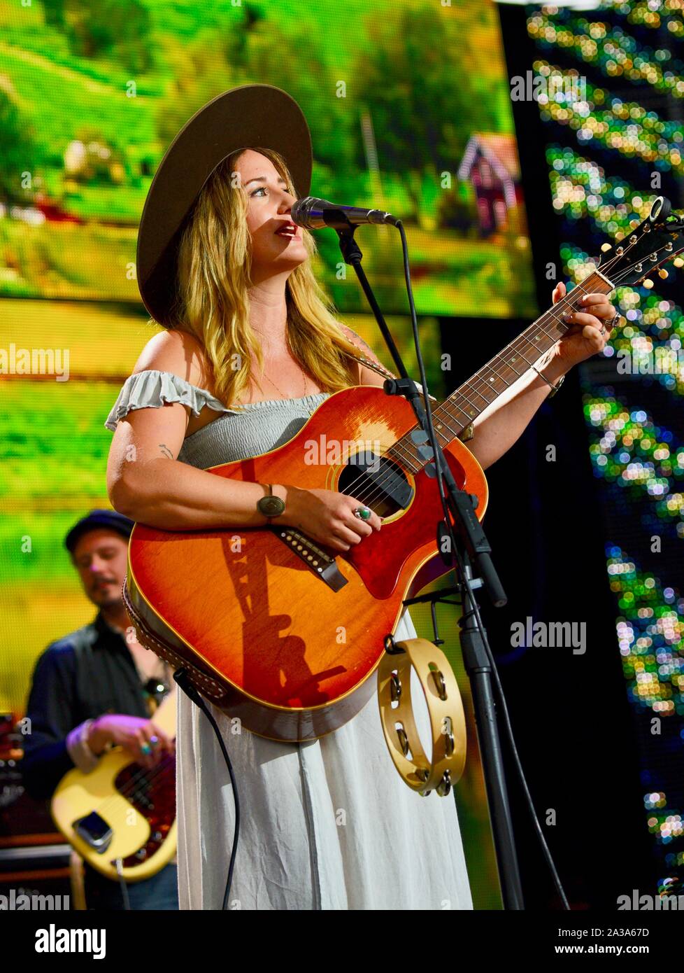 Nashville female musician hat hi-res stock photography and images - Alamy