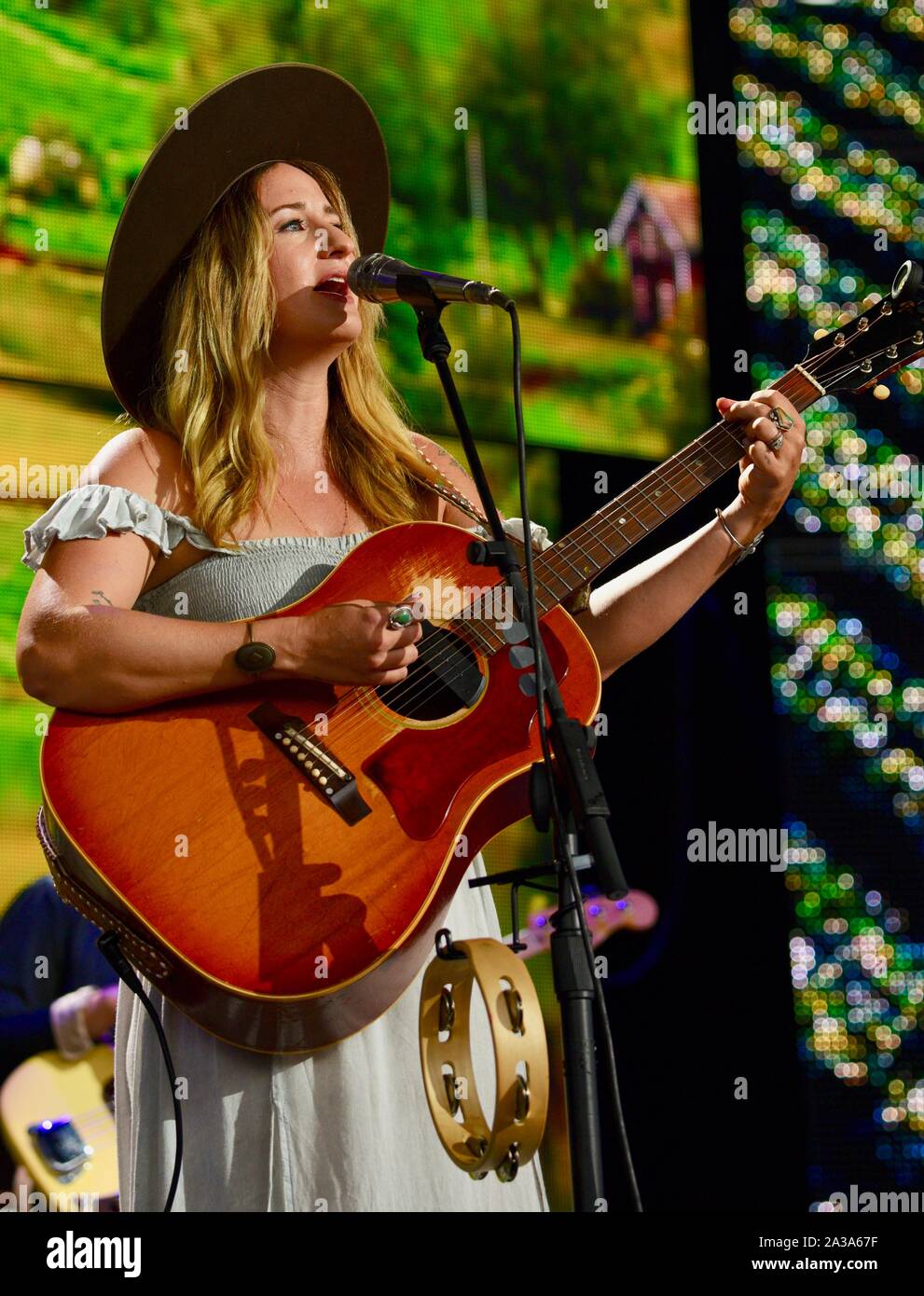 Nashville female musician hat hi-res stock photography and images - Alamy