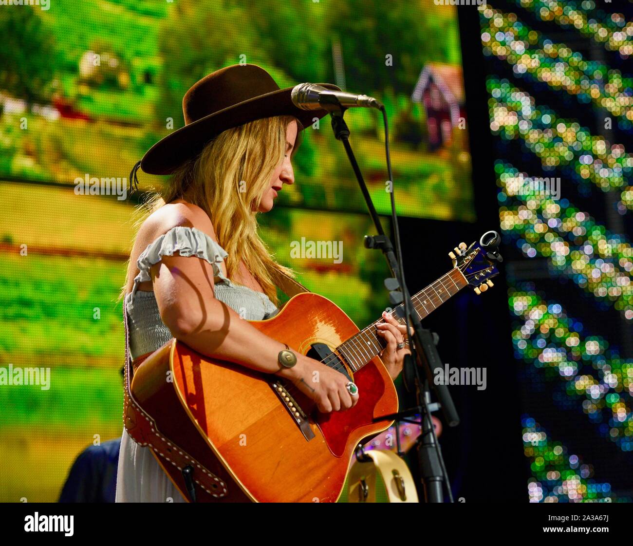 Nashville female musician hat hi-res stock photography and images - Alamy