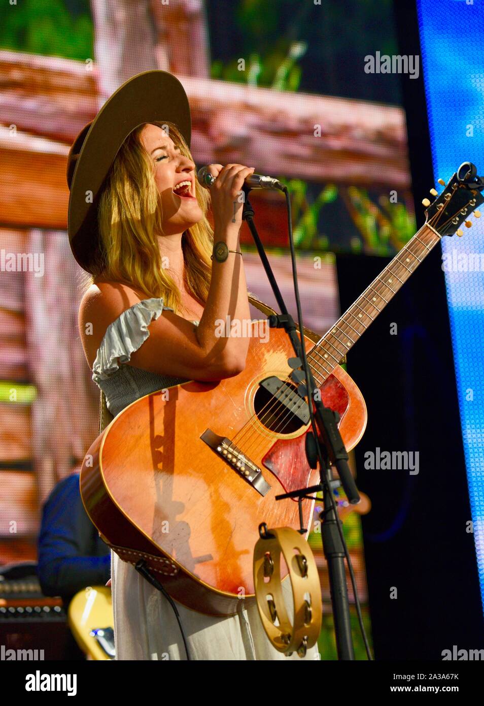 American female country singer hi-res stock photography and images - Alamy