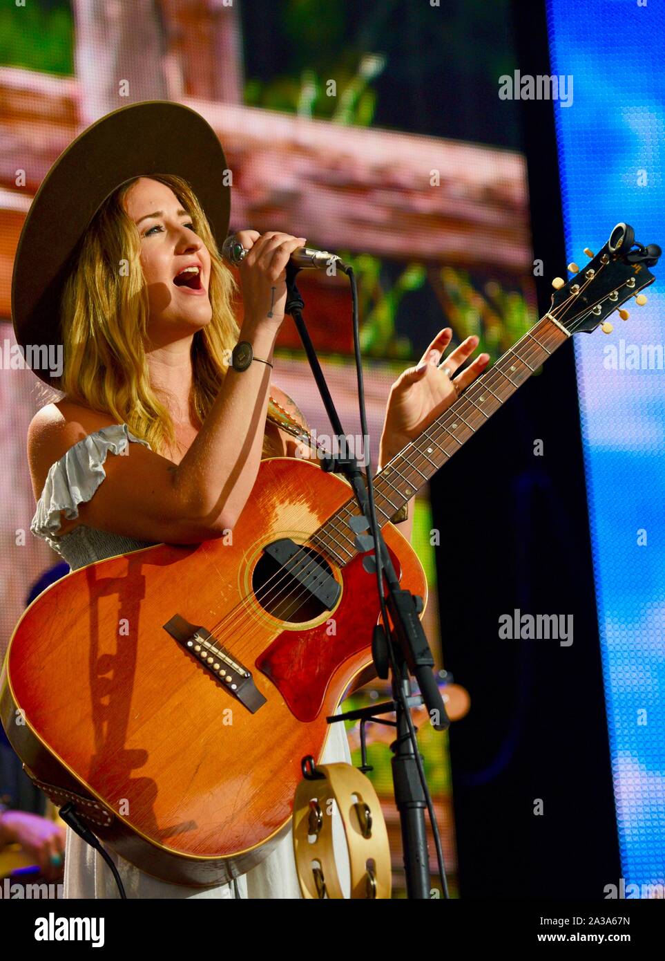 Nashville female musician hat hi-res stock photography and images - Alamy