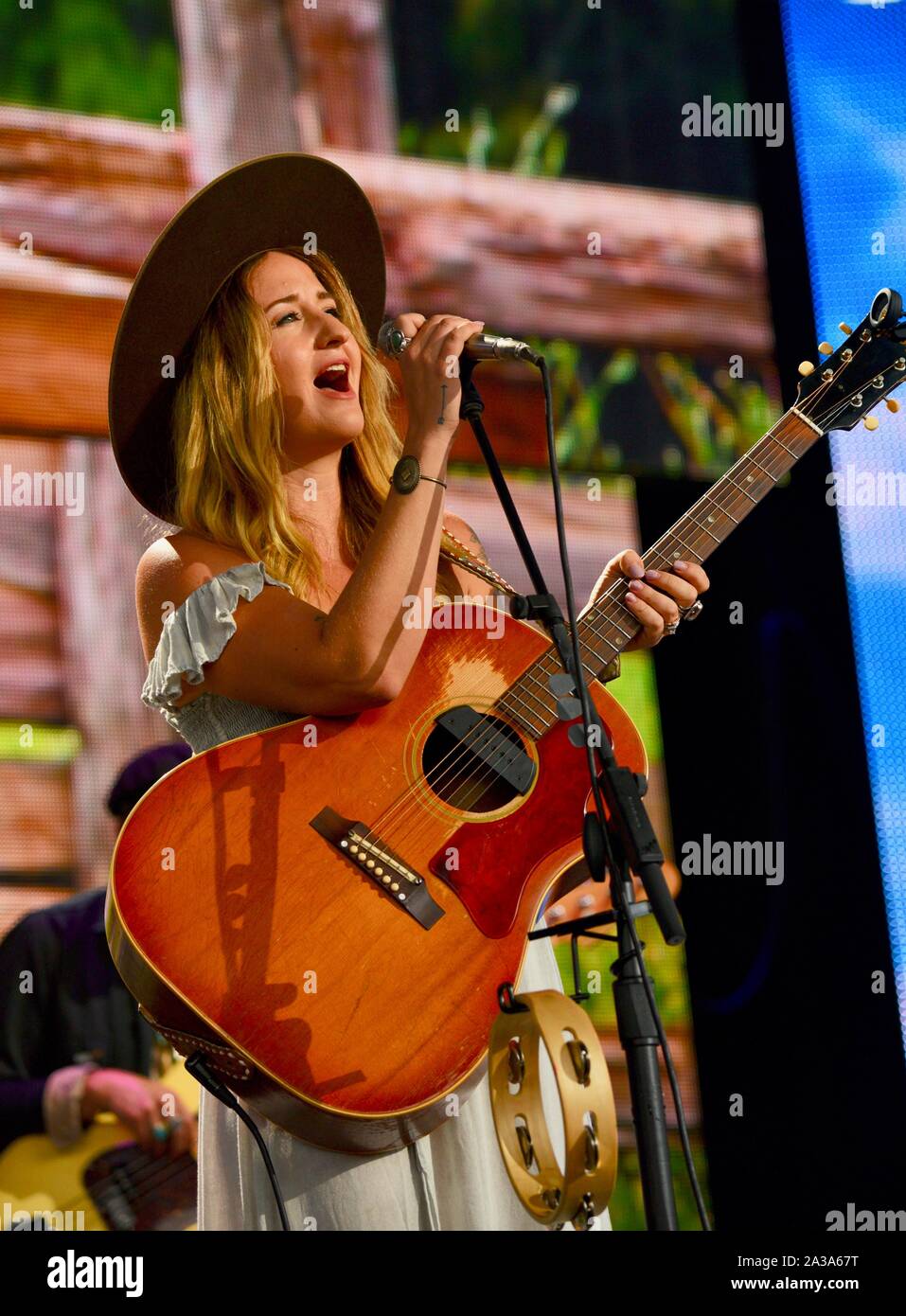 Nashville female musician hat hi-res stock photography and images - Alamy