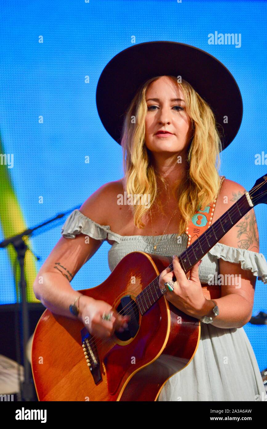 Nashville female musician hat hi-res stock photography and images - Alamy