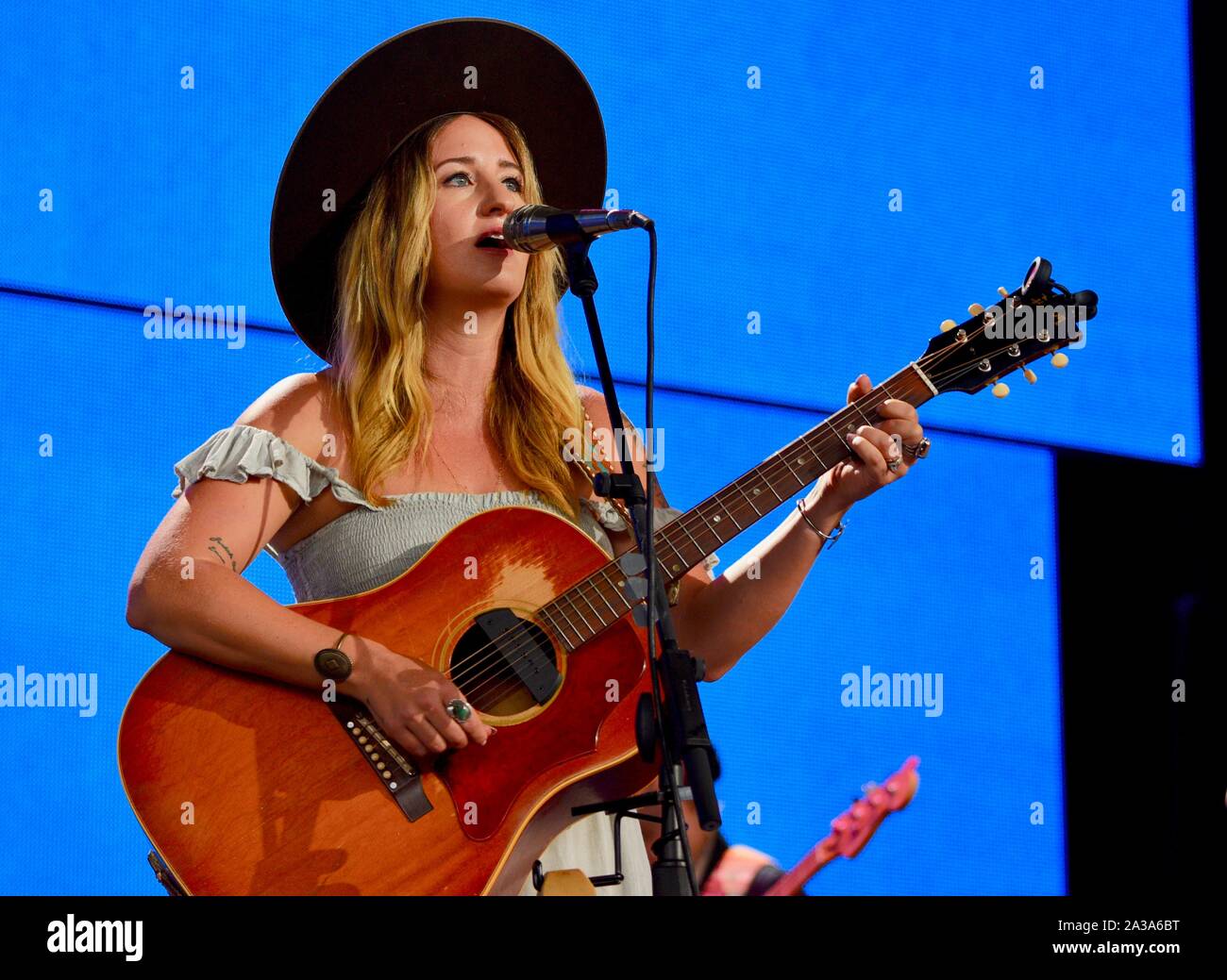 Female country music singer hat hi-res stock photography and images - Alamy