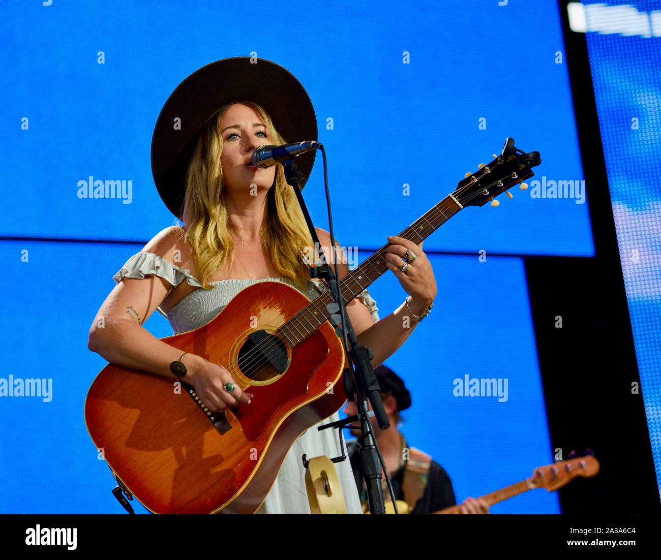 Nashville female musician hat hi-res stock photography and images - Alamy