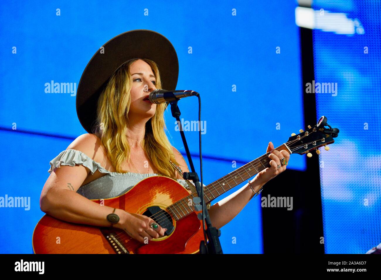 Nashville female musician hat hi-res stock photography and images - Alamy