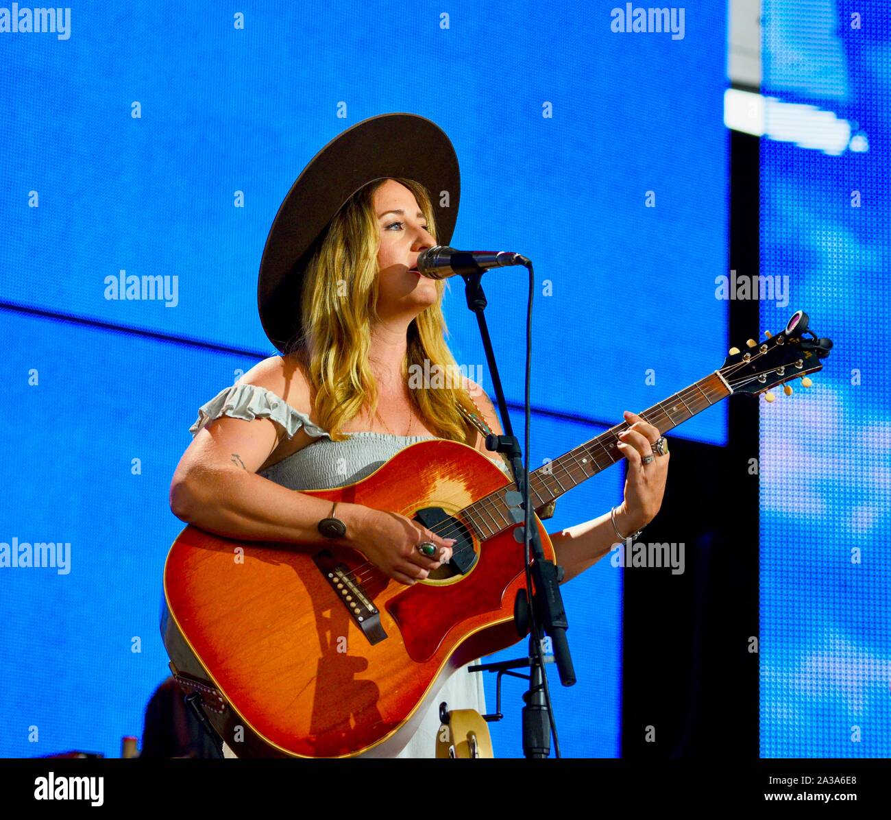 Nashville female musician hat hi-res stock photography and images - Alamy