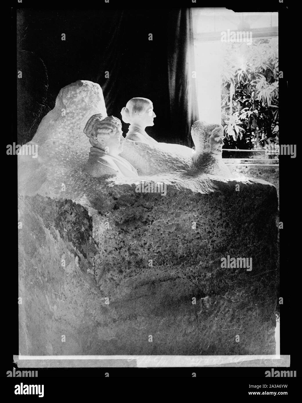 Three heads sculpture hi-res stock photography and images - Alamy