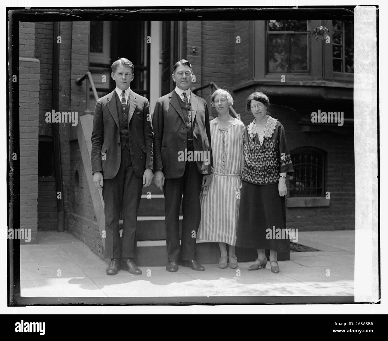 Family members parents children Black and White Stock Photos & Images ...