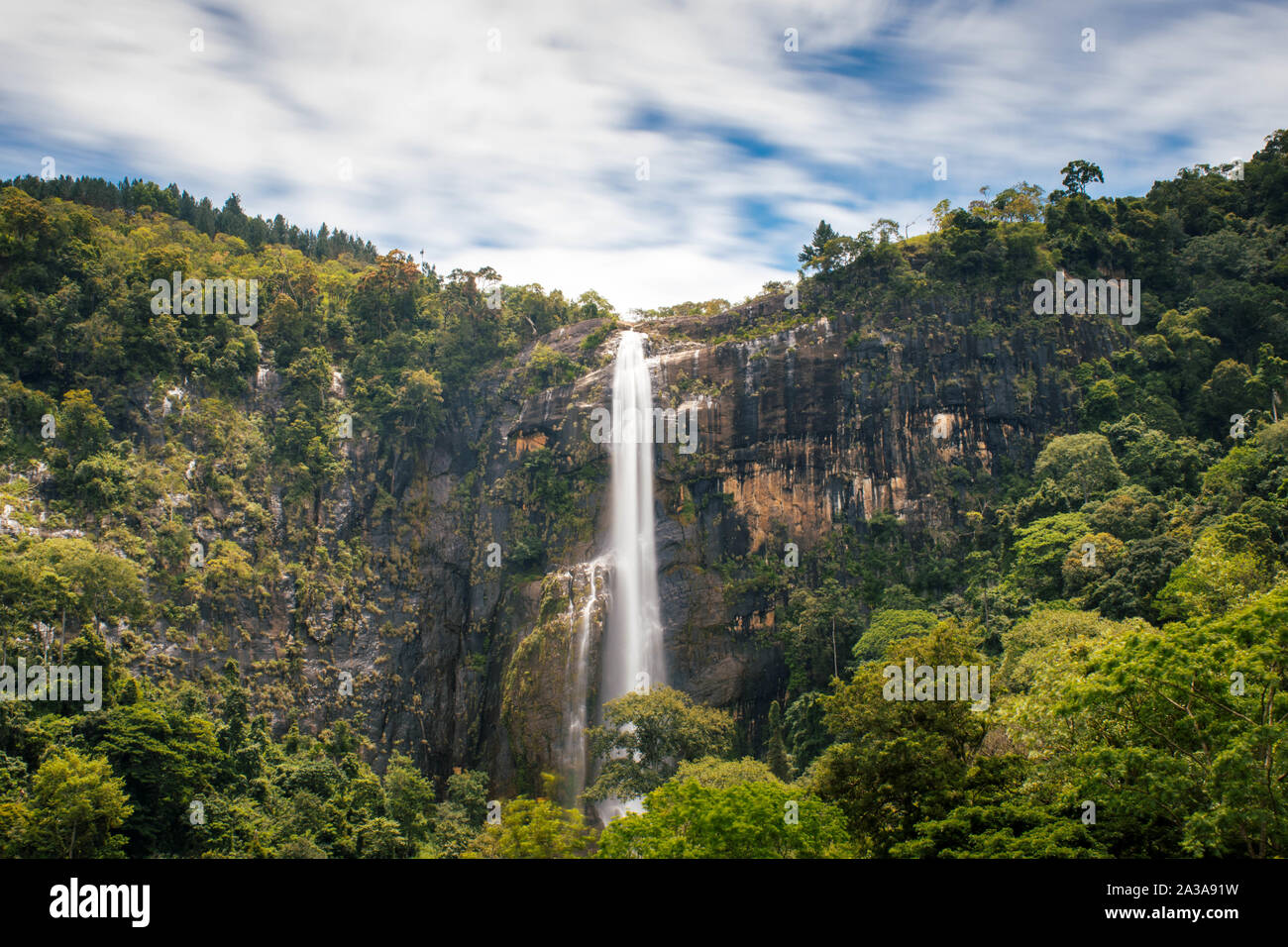 Diyaluma Falls Highest Waterfalls in Sri Lanka Located Next to Koslanda ...
