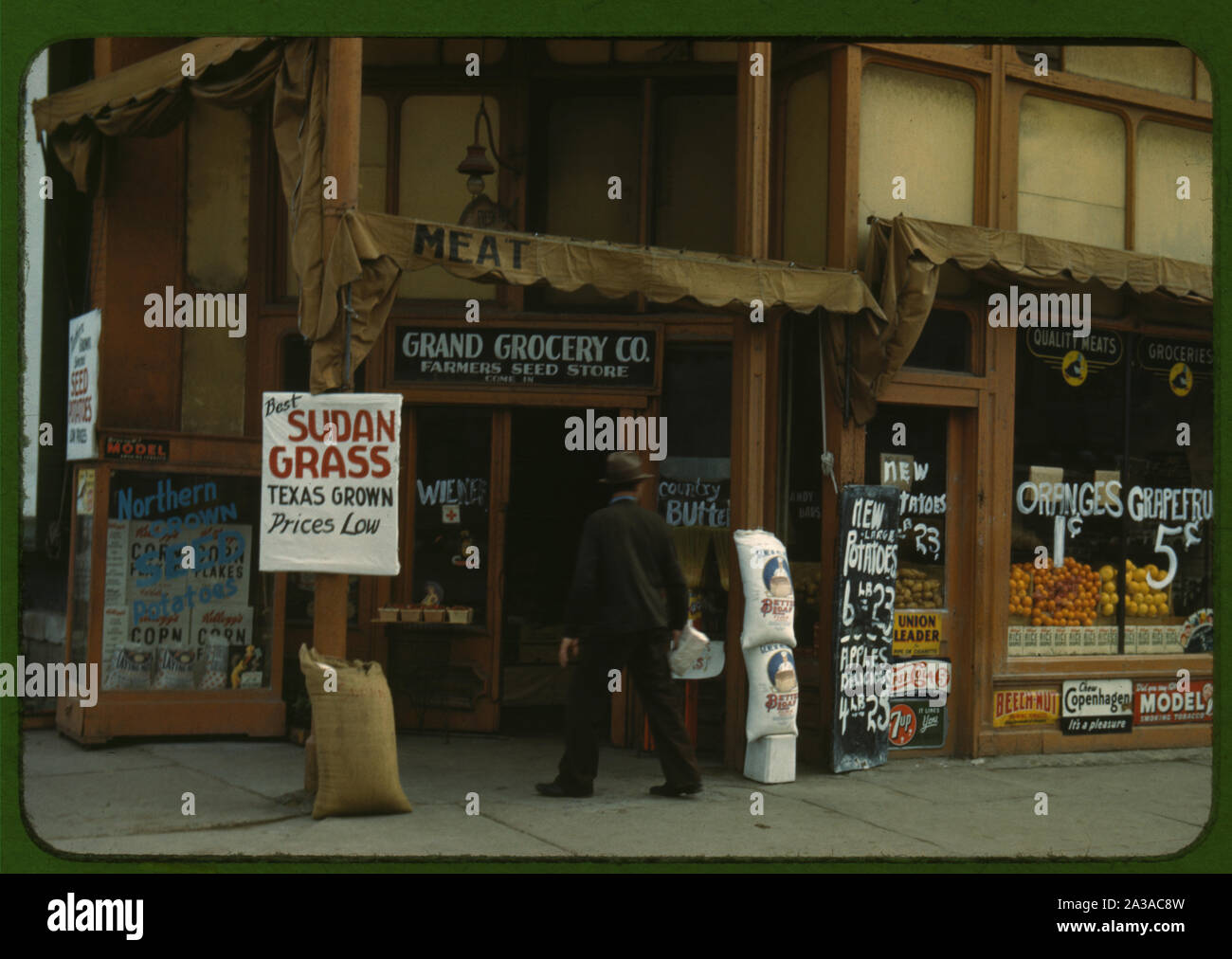 Feed and seed store hi-res stock photography and images - Alamy