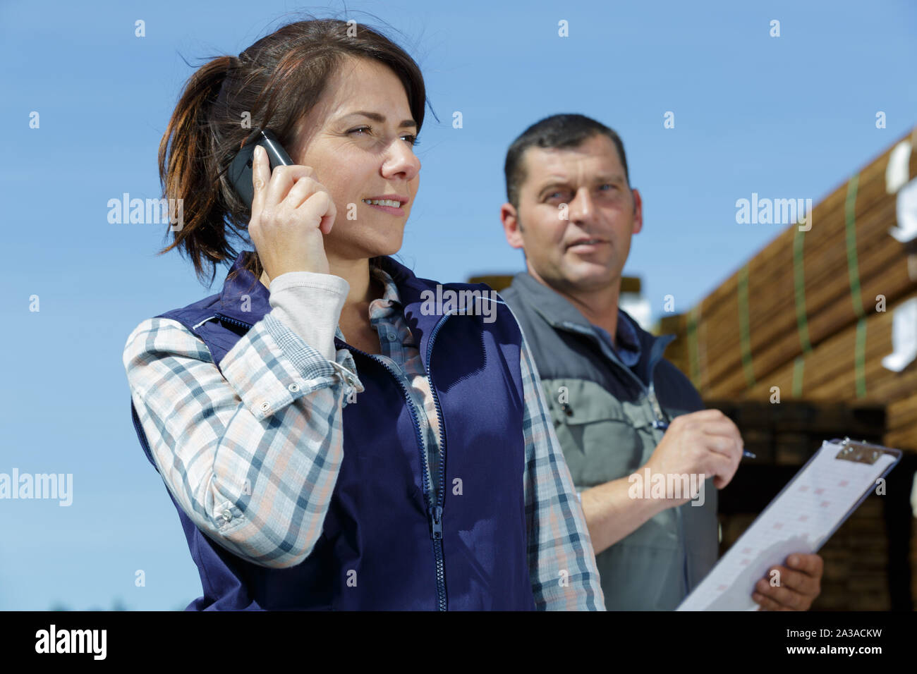 Shipping logistics smart phone hi-res stock photography and images - Alamy