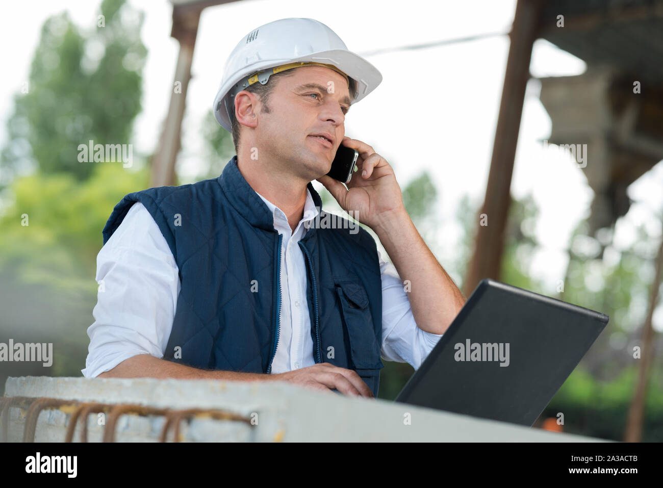 architect talking to client with smartphone Stock Photo - Alamy