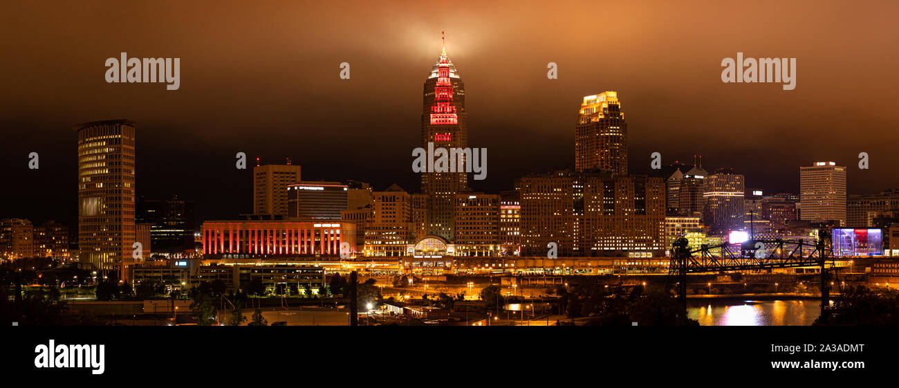 Cleveland ohio skyline at night hi-res stock photography and images - Alamy