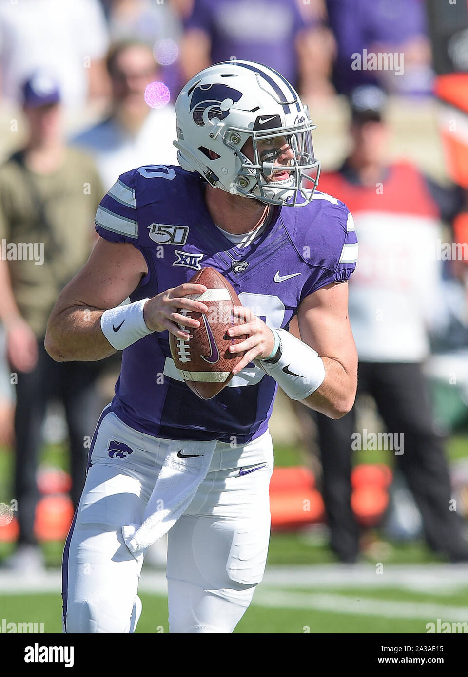 Ncaa college football quarterback looks right hi-res stock photography ...