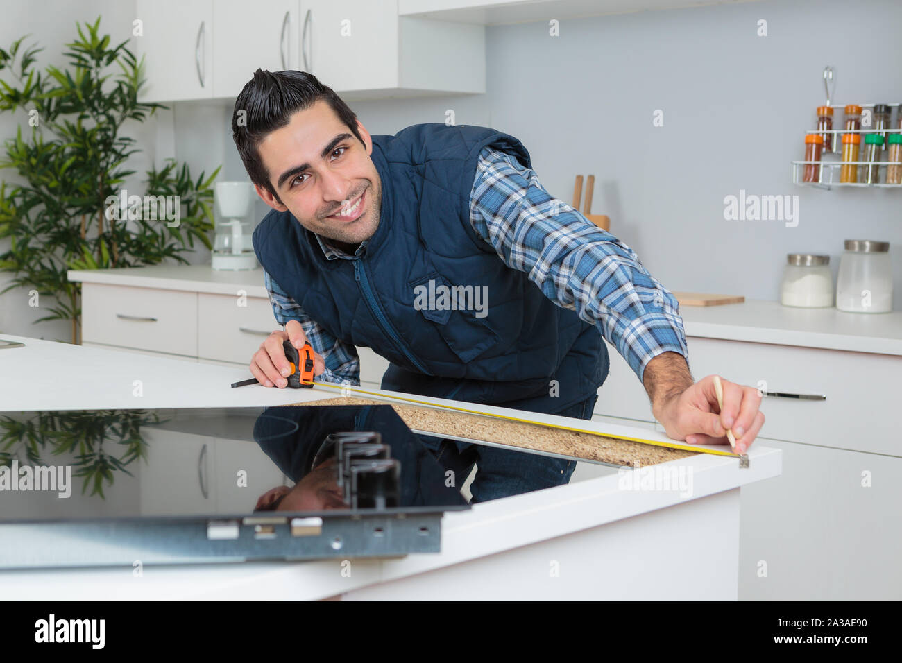 portrait of worker fitting a kitchen Stock Photo - Alamy