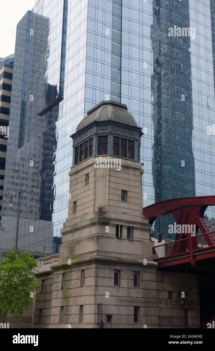 CHICAGO RIVER BRIDGE TOWER Stock Photo - Alamy