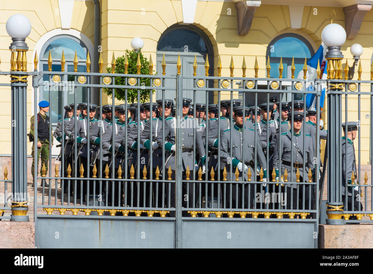The Guard Jaeger Regiment at the Presidential Palace in Helsinki ...