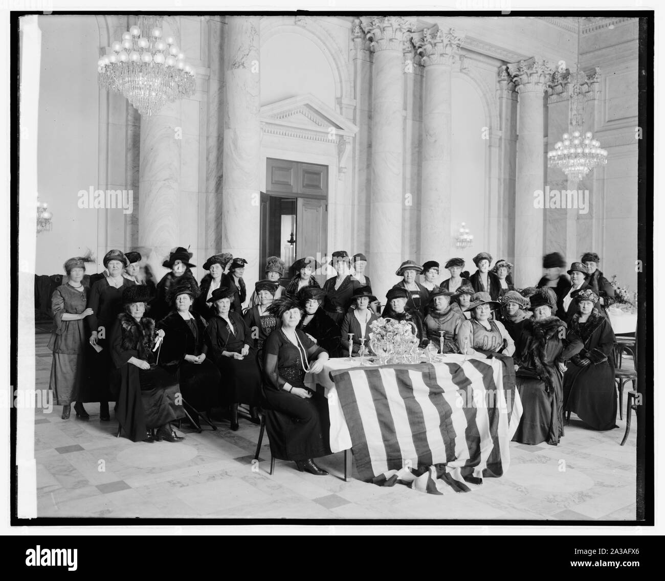 Ladies group hi-res stock photography and images - Alamy