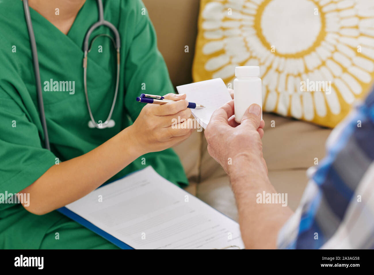 Doctor giving patient note hi-res stock photography and images - Alamy