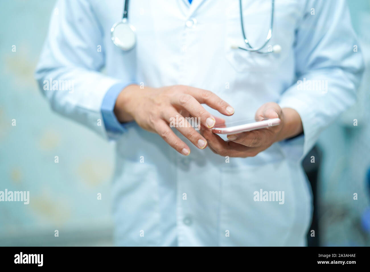 Doctor phone ward hi-res stock photography and images - Alamy