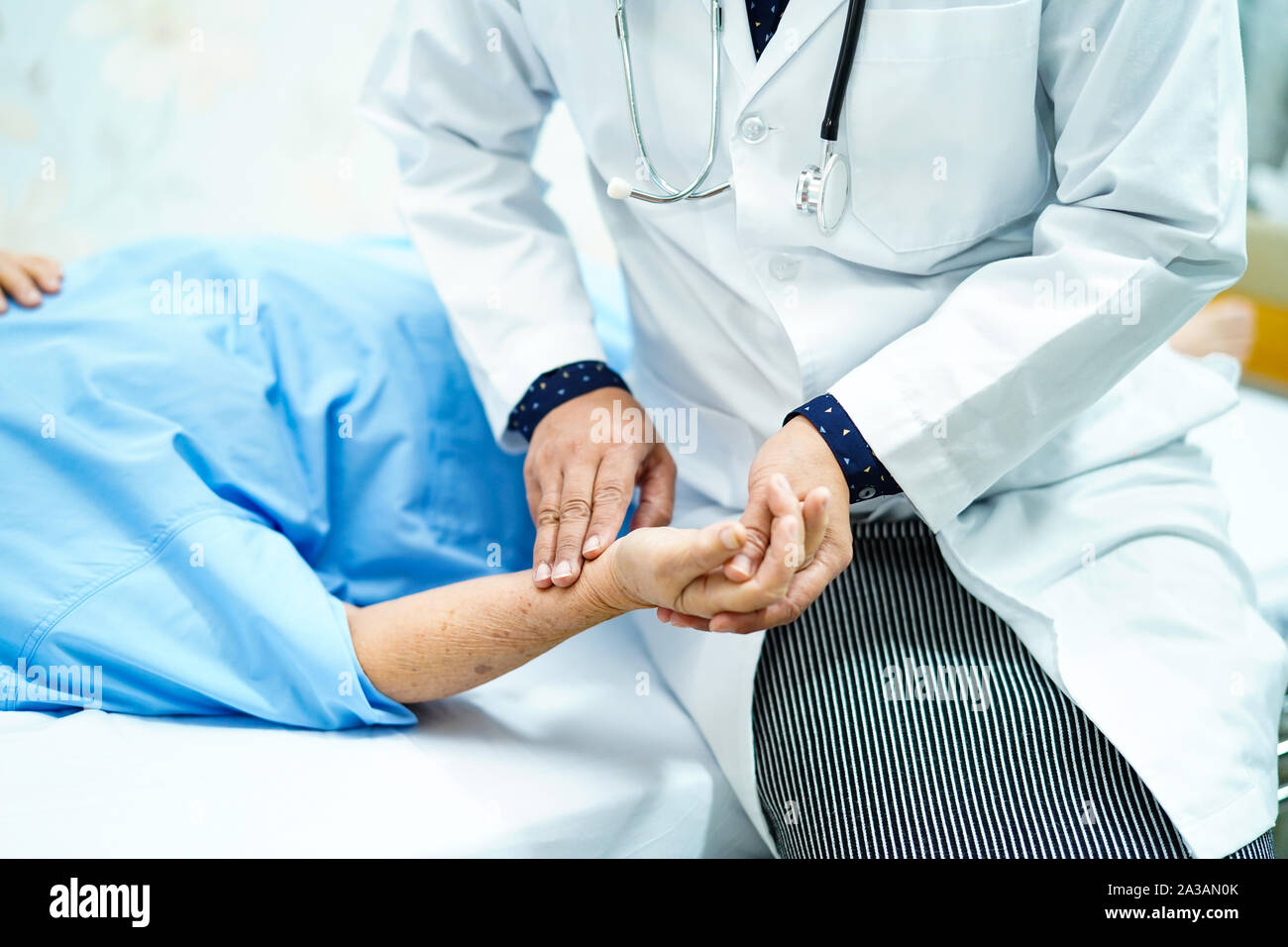 Doctor catch the pulse with patient in nursing hospital ward : healthy ...