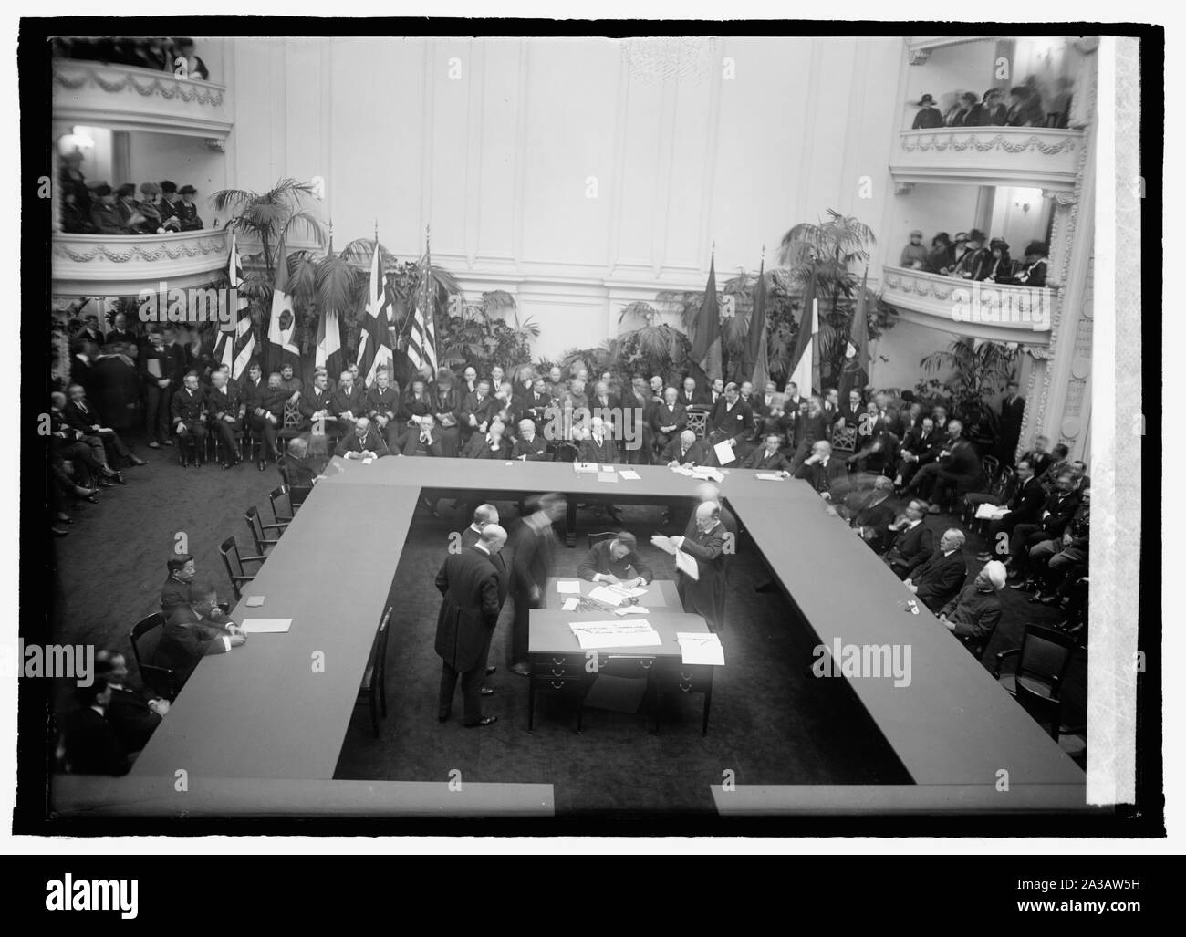 Signing treaties hi-res stock photography and images - Alamy