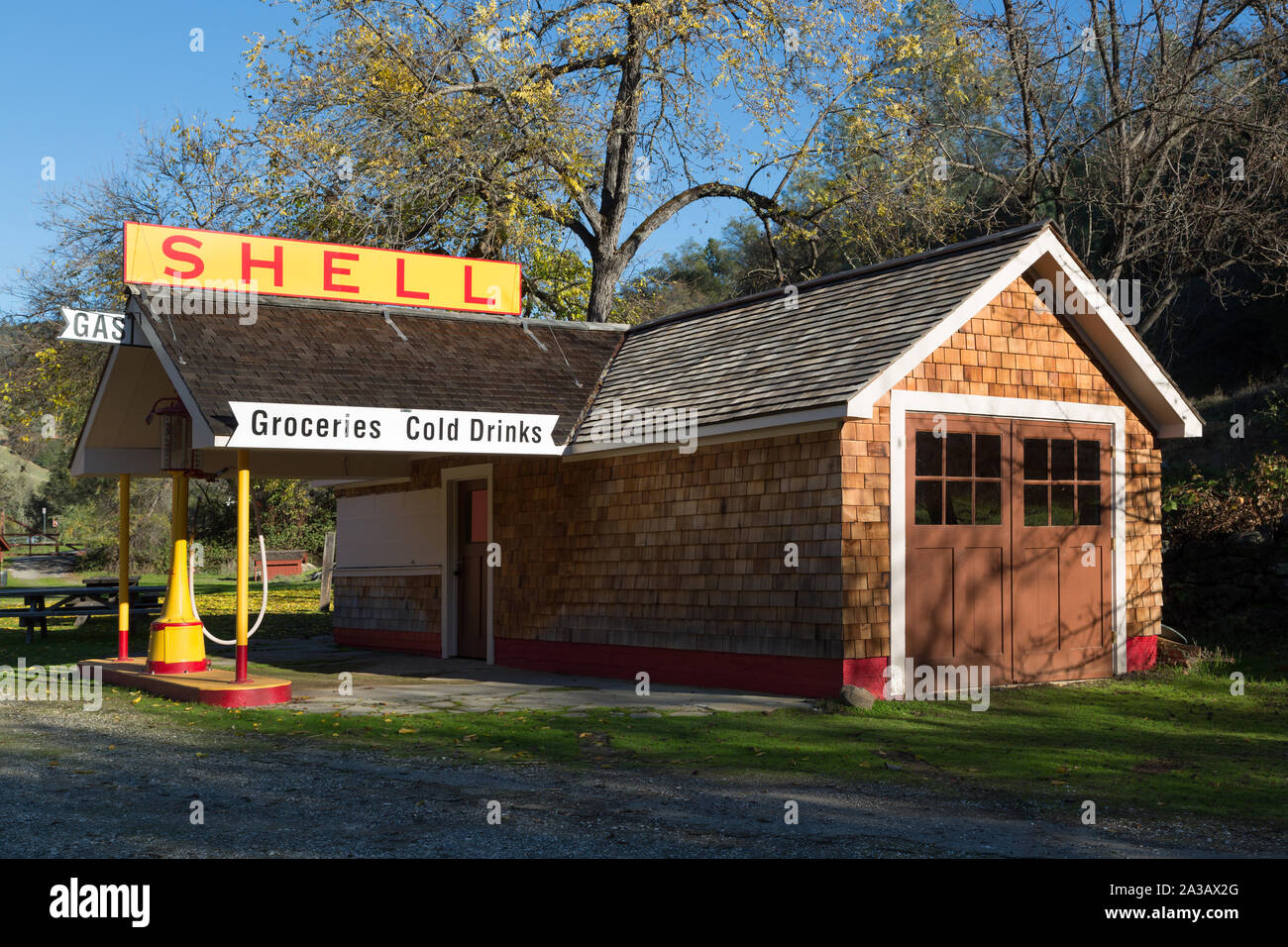 Shell Gas, Groceries, Cold Drinks. California Stock Photo - Alamy