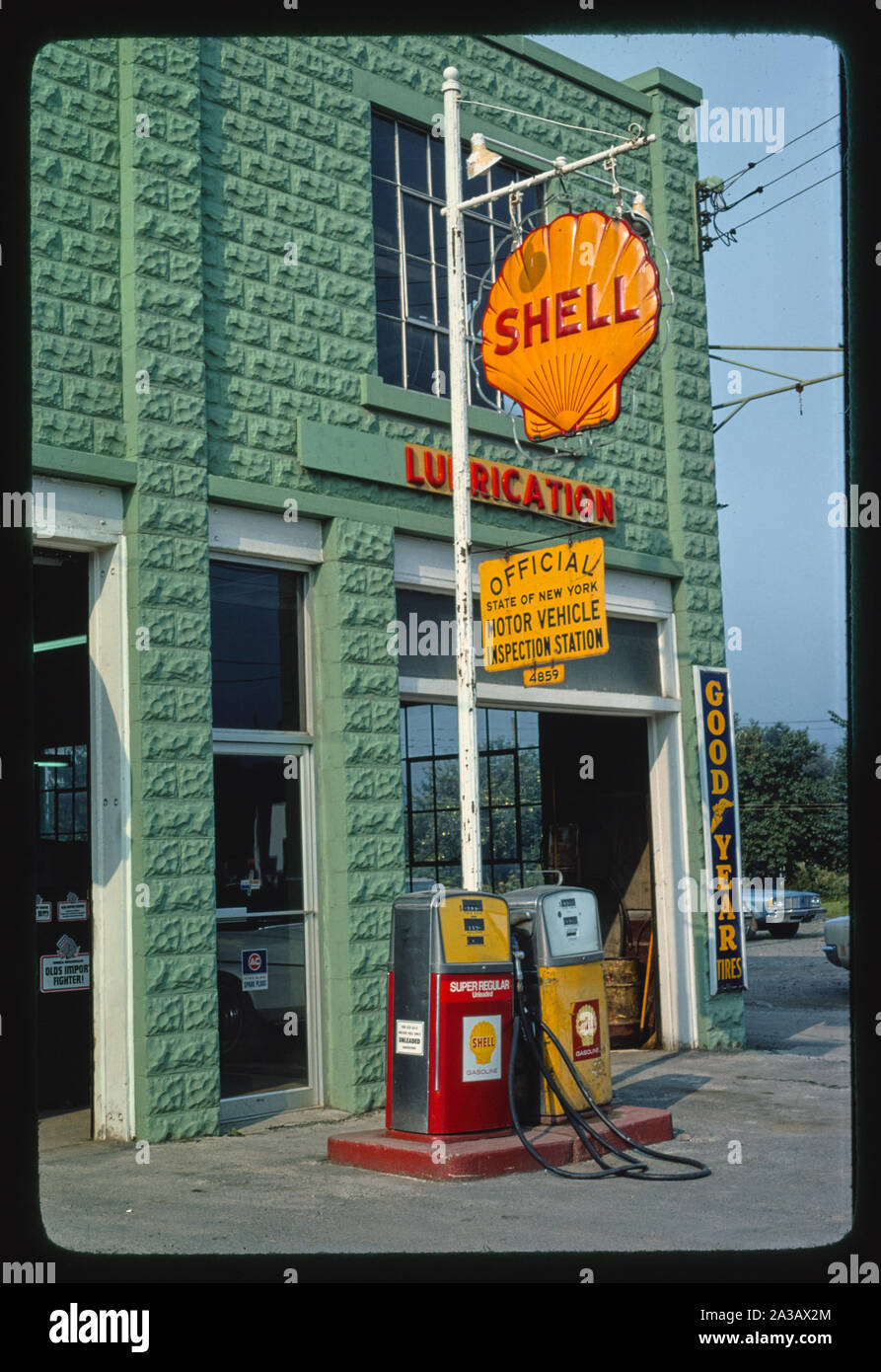 Shell gasoline sign hi-res stock photography and images - Alamy