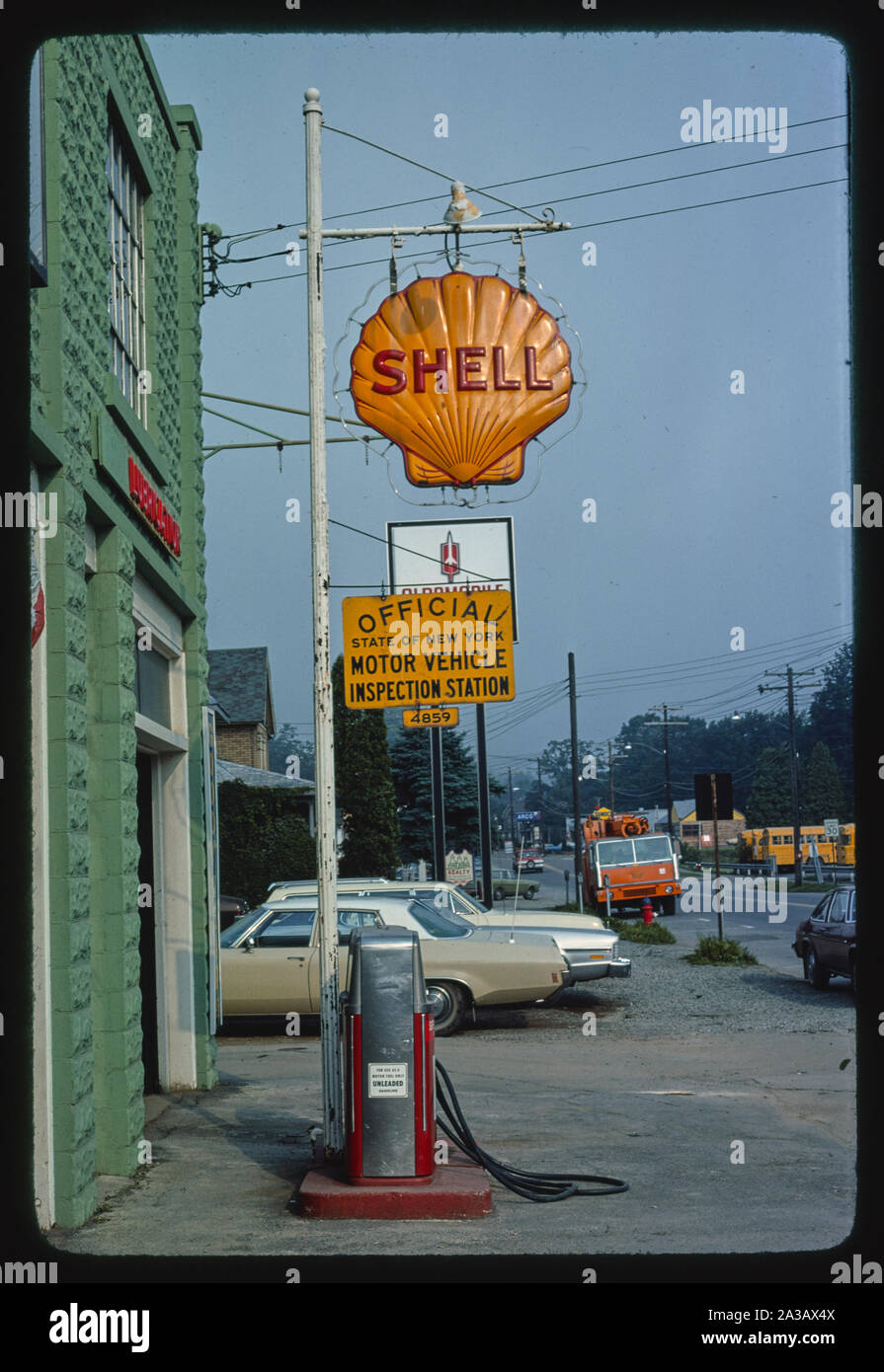 Sign straight on hi-res stock photography and images - Alamy