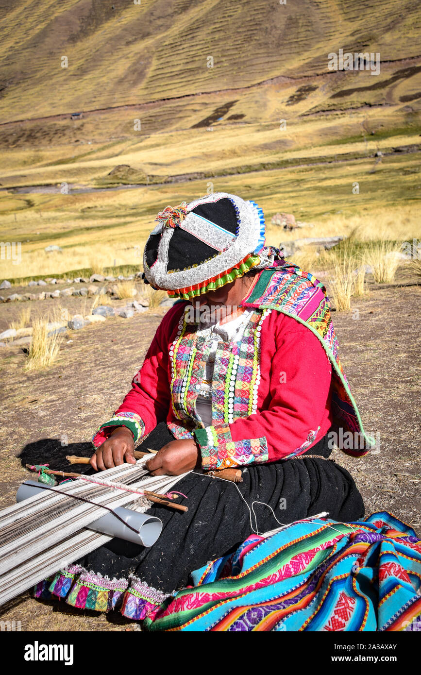 Quechua women weaving andes hi-res stock photography and images - Alamy