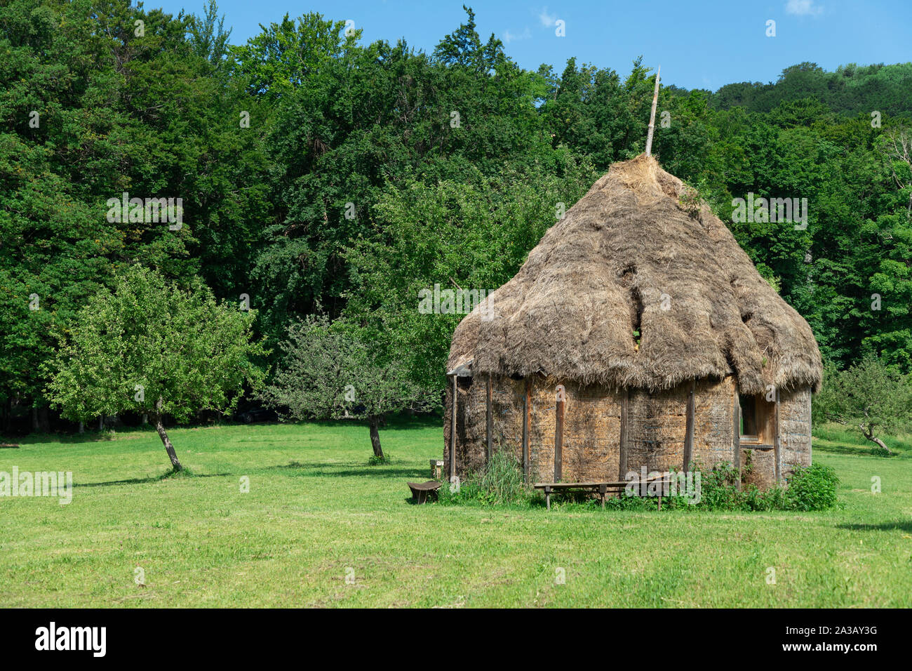 Old country cottage hi-res stock photography and images - Alamy