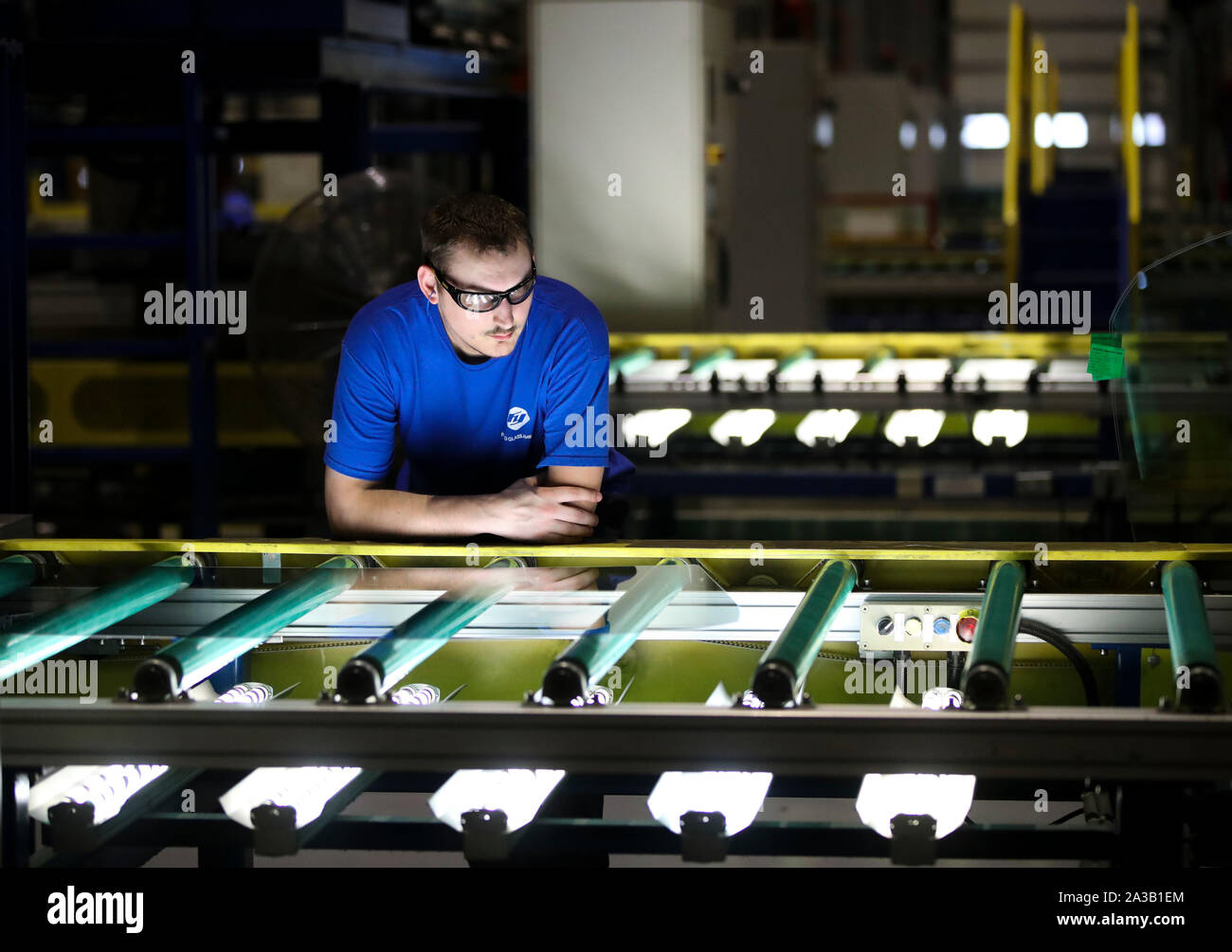 Washington, USA. 21st Aug, 2018. An employee works at the Fuyao Glass ...
