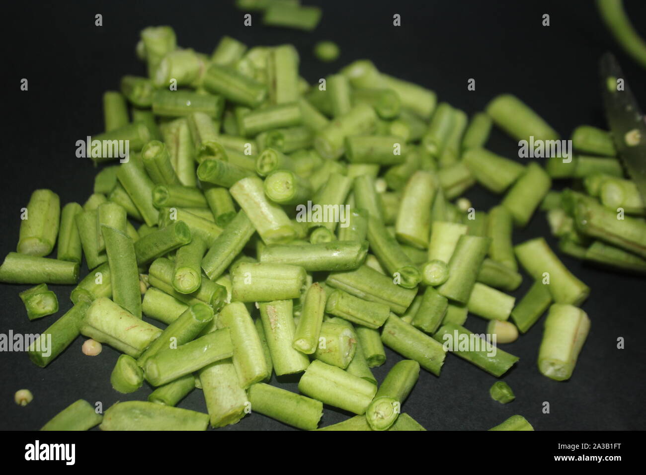 Fresh cut green beans knife hi-res stock photography and images - Alamy
