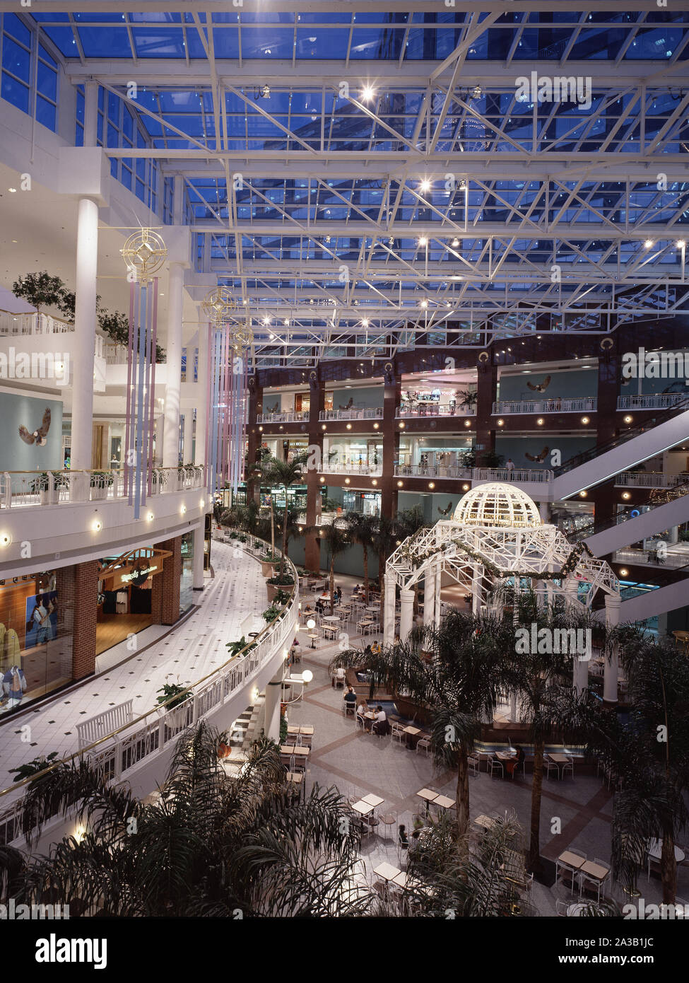 Shopping center facilities hi-res stock photography and images - Alamy