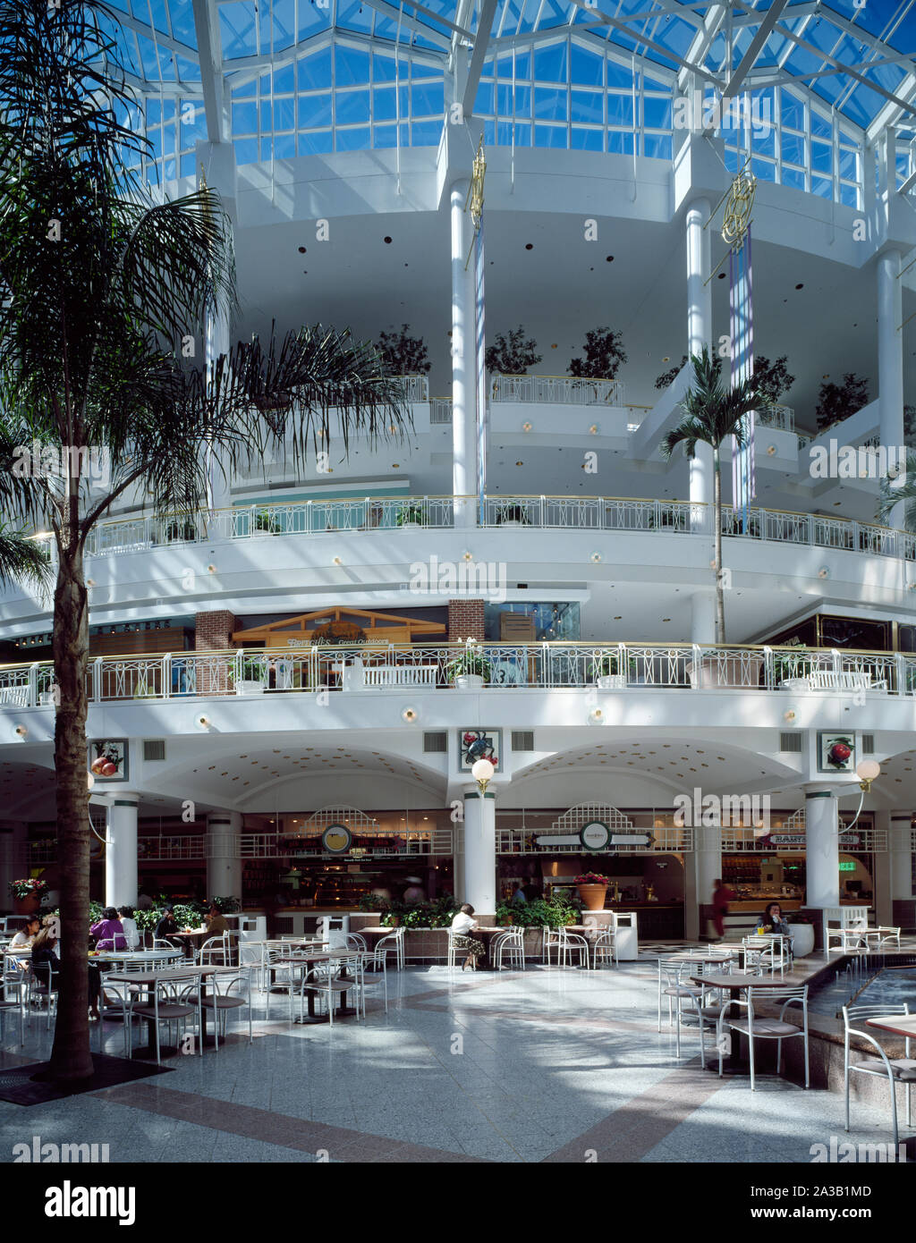 Food court in mall america hi-res stock photography and images - Alamy
