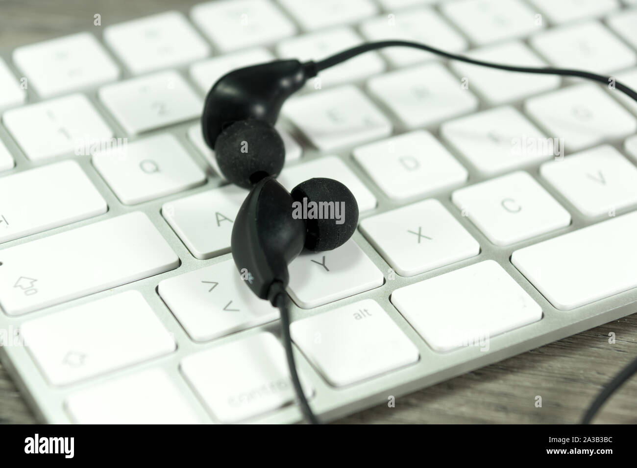Earphones computer hi-res stock photography and images - Alamy