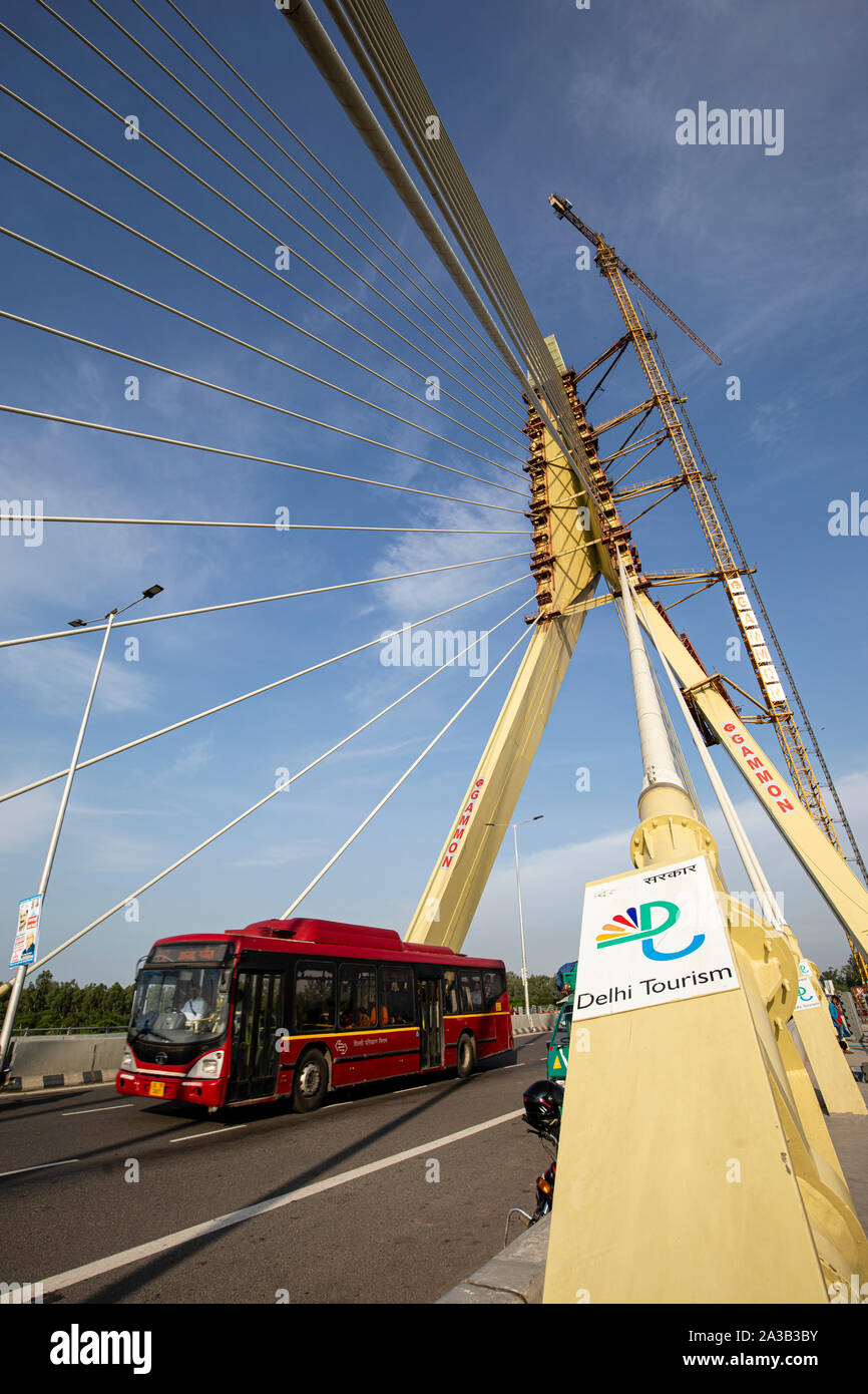 Signature bridge hi-res stock photography and images - Alamy