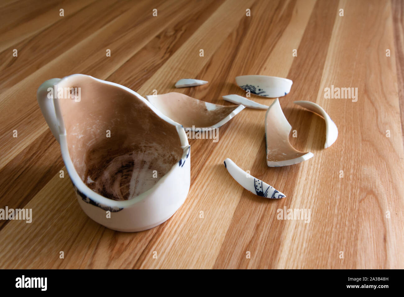Broken teacup hi-res stock photography and images - Alamy